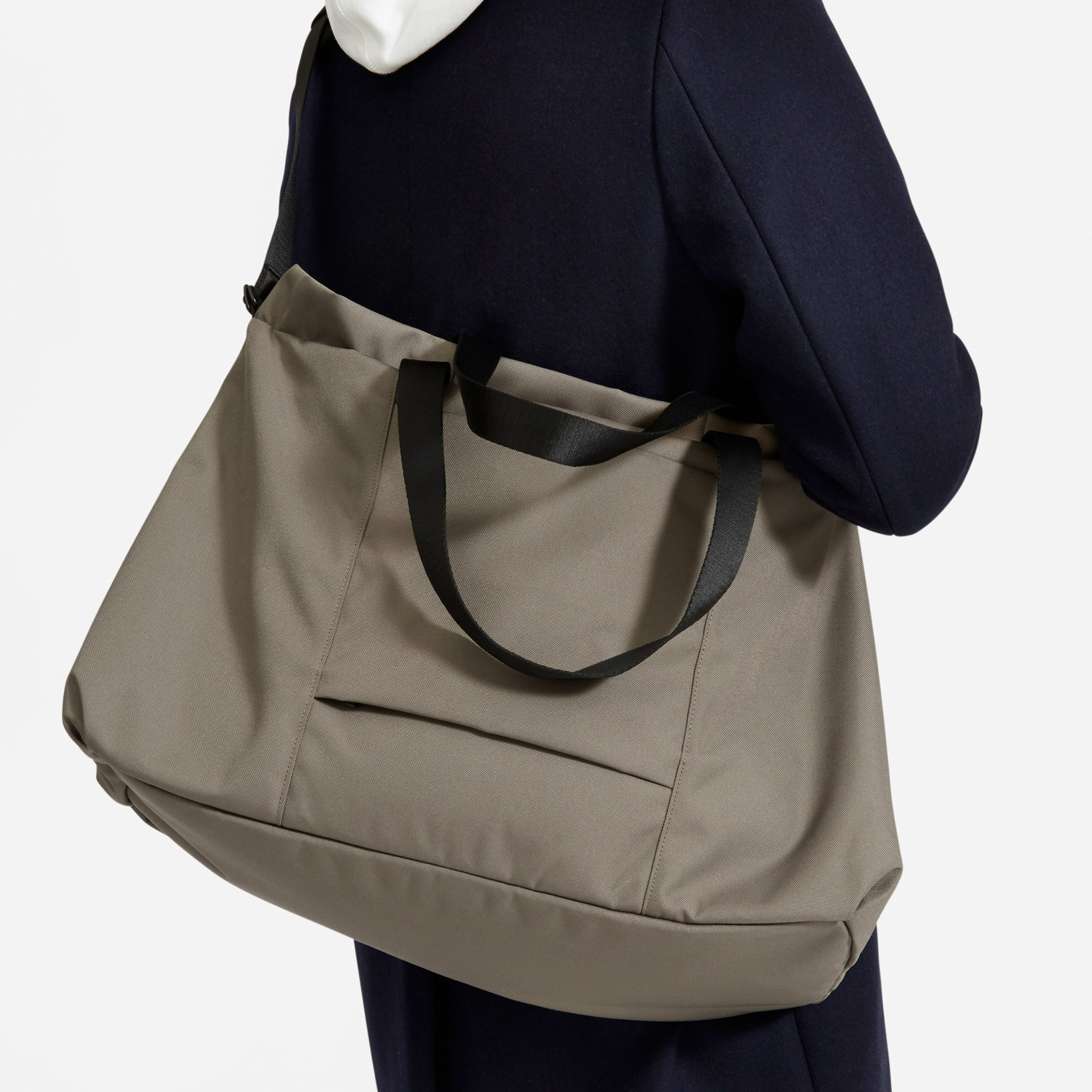 The ReNew Transit Weekender Warm Charcoal – Everlane