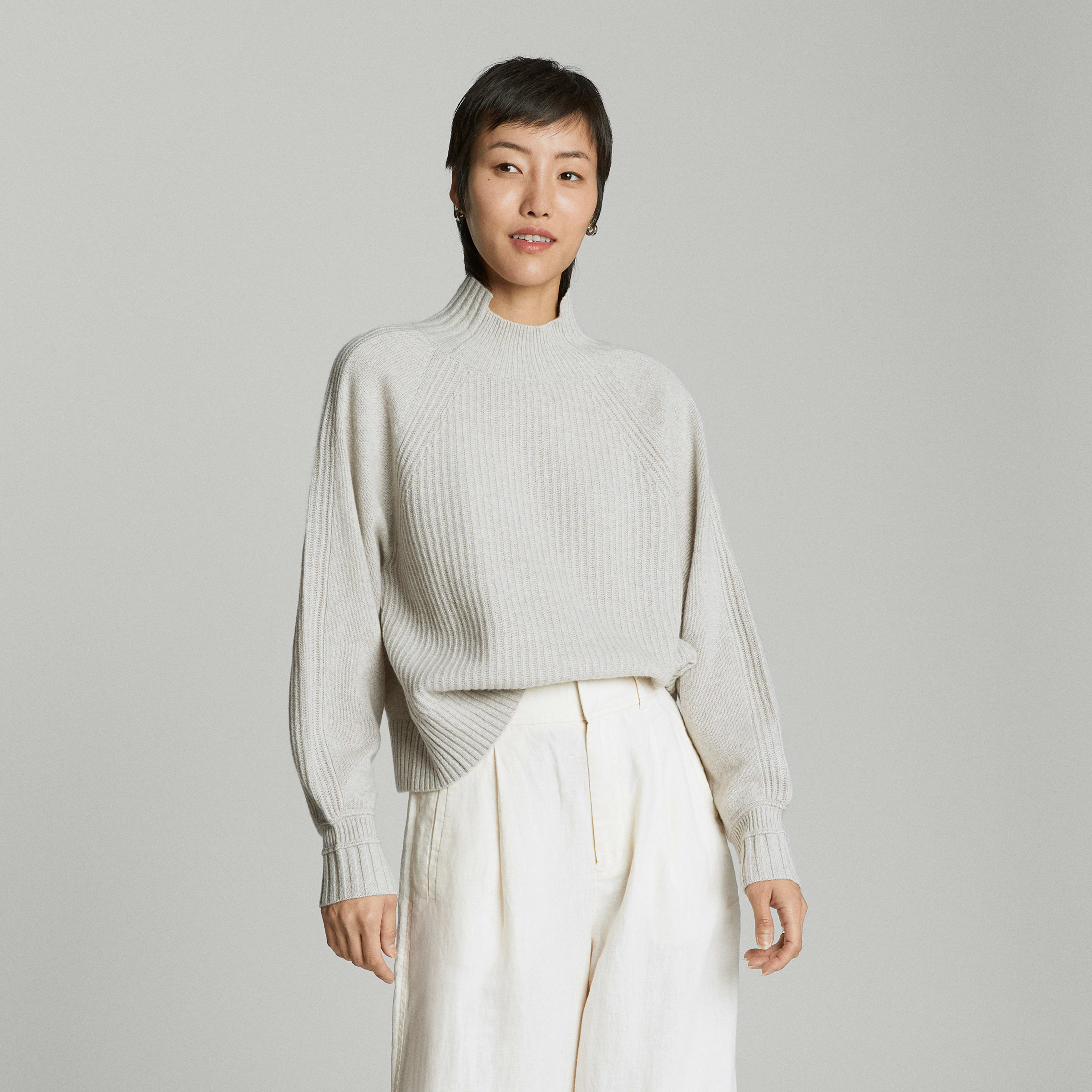 The Cashmere Ribbed Turtleneck Pale Heathered Grey – Everlane