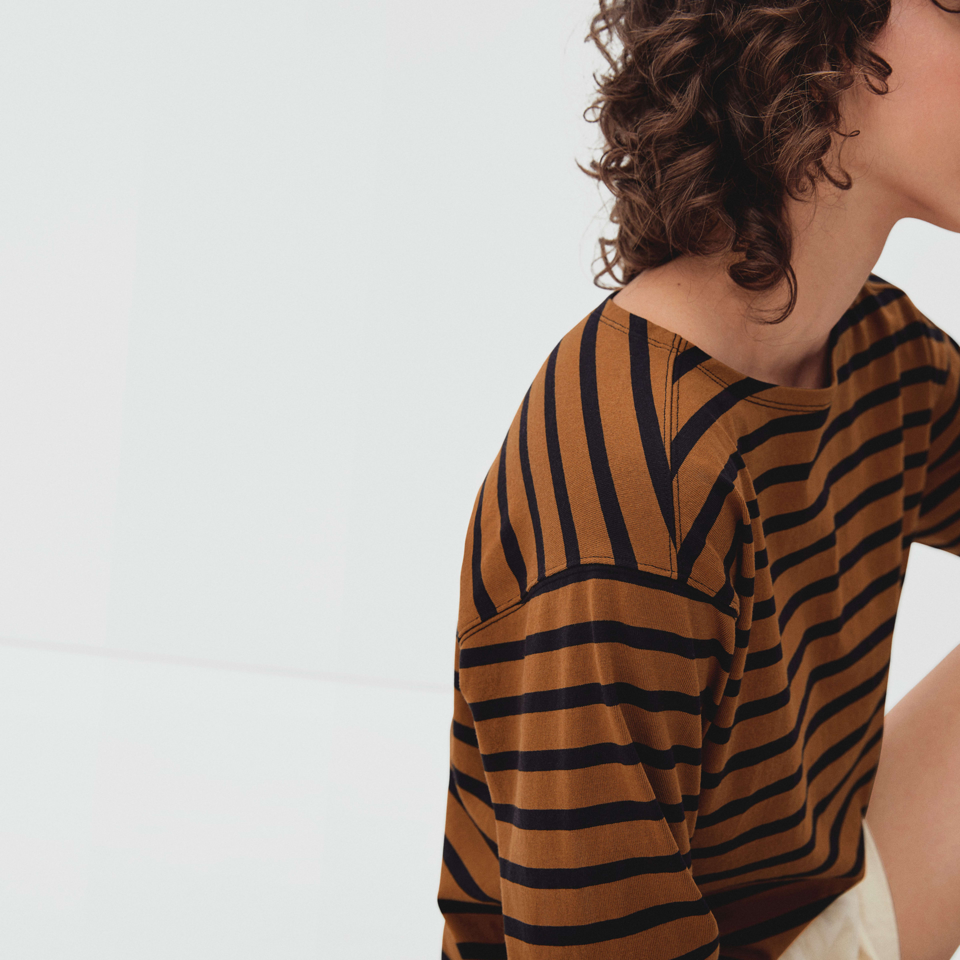 The Modern Breton Tee Toasted Almond / Black – Everlane