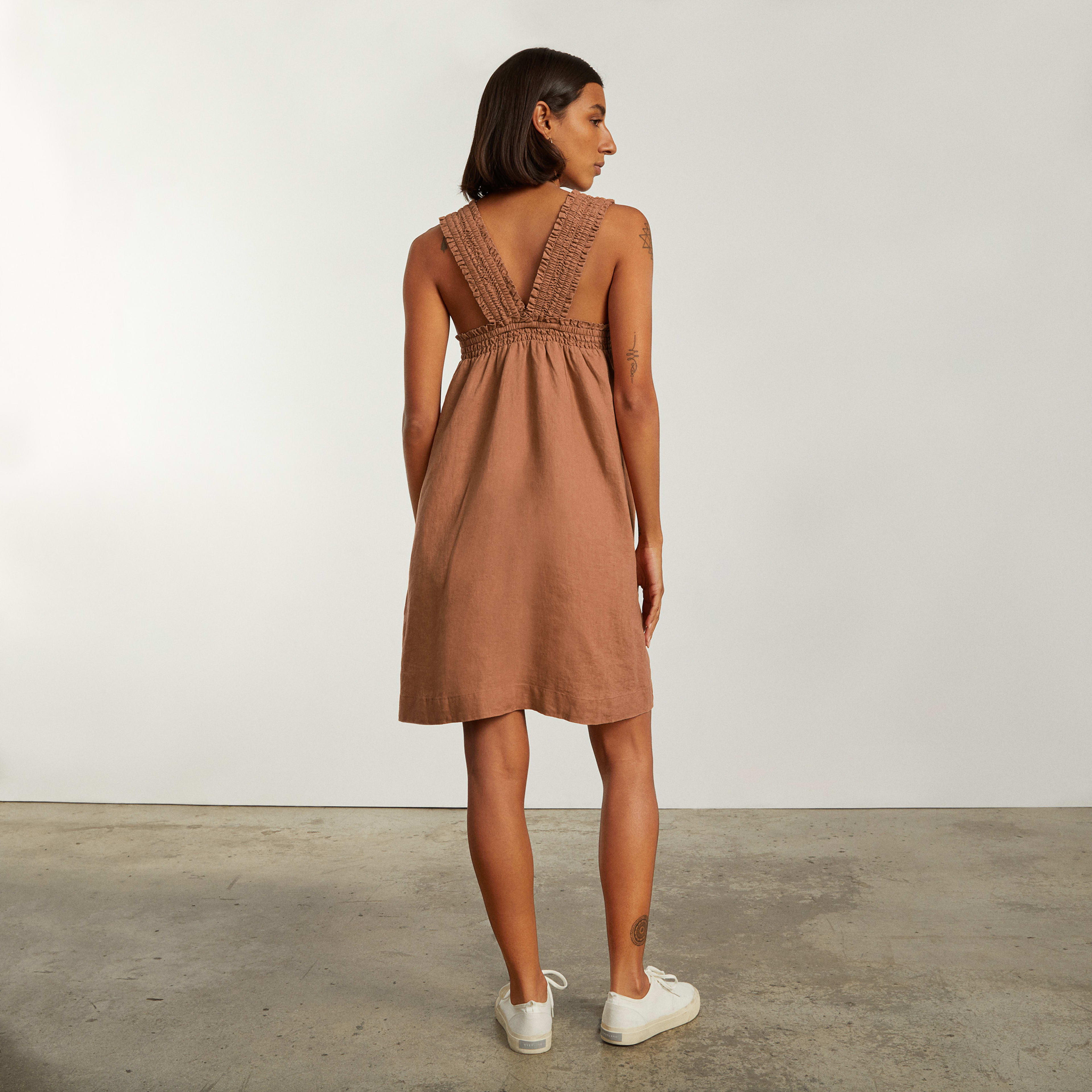 The Smocked Linen Dress Tawny Brown – Everlane
