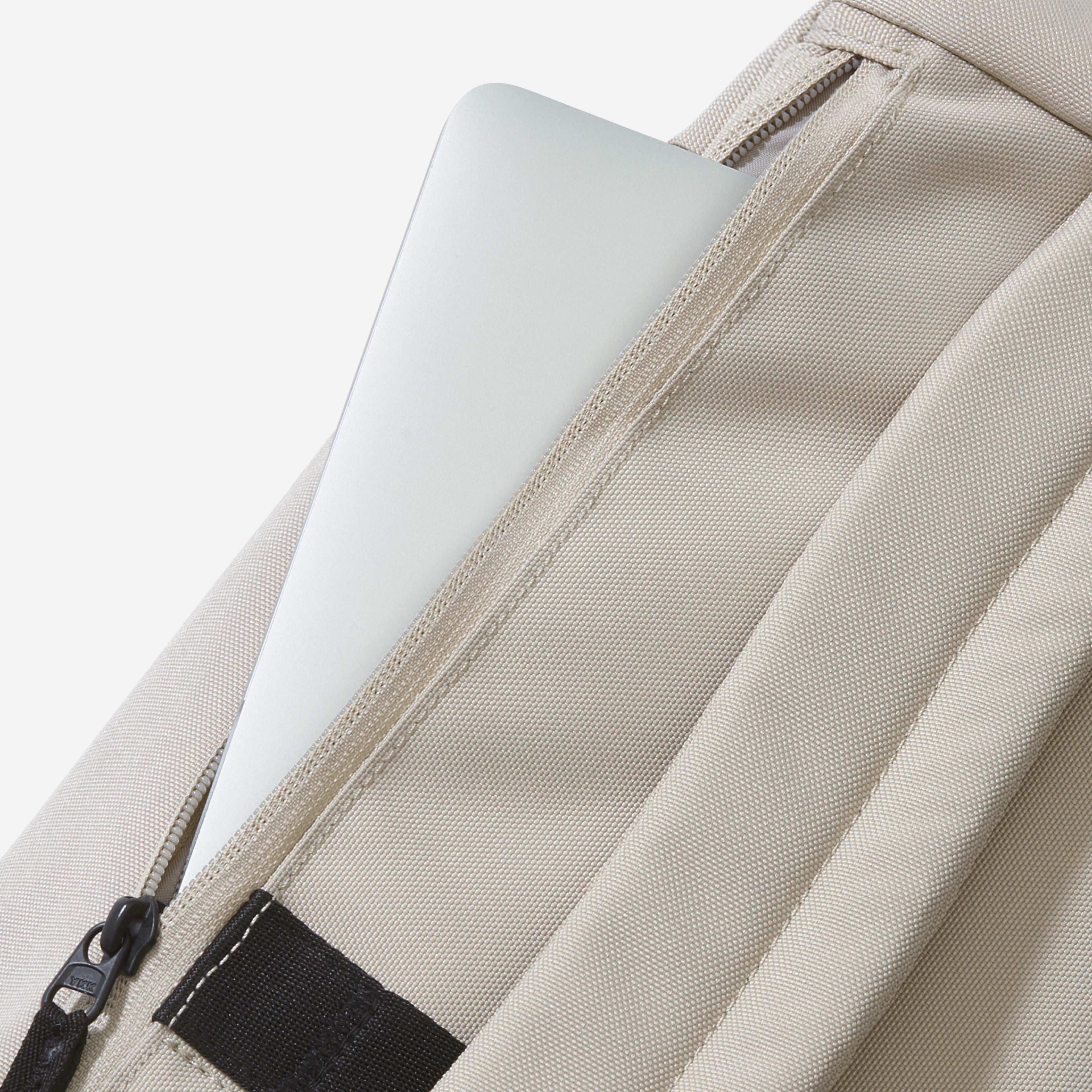 The ReNew Transit Backpack Warm Quartz – Everlane