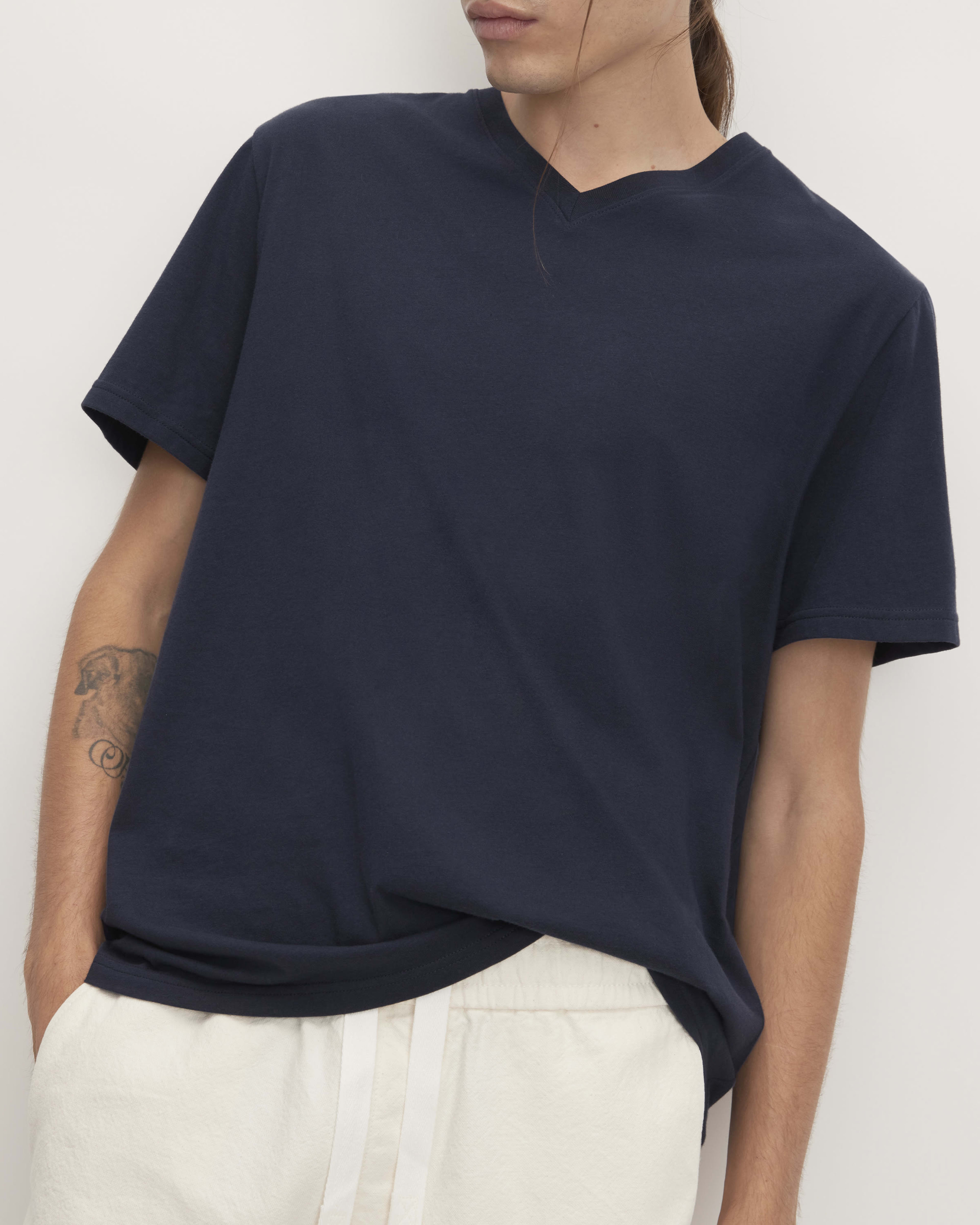 The Essential Organic V-Neck Tee | Uniform Deep Navy – Everlane