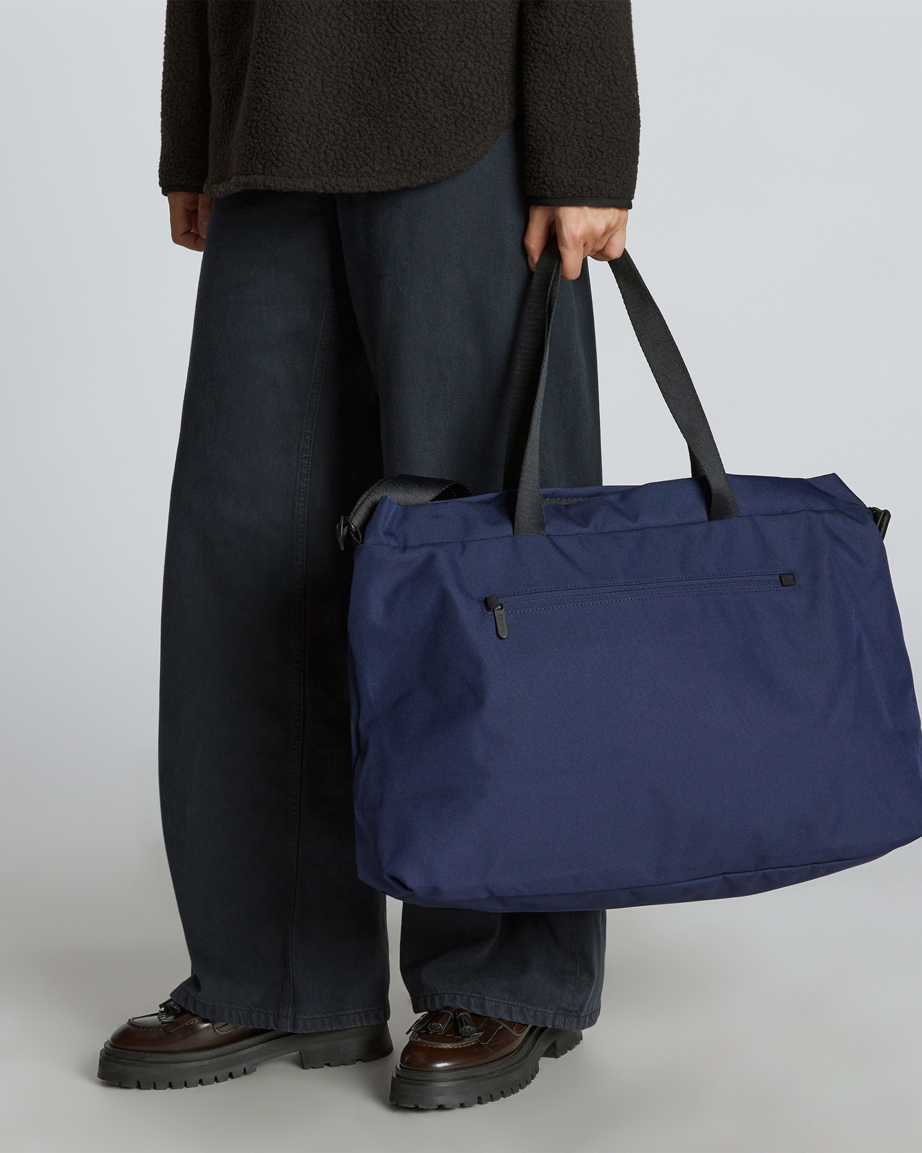 The ReNew Transit Weekender Ocean Cavern – Everlane