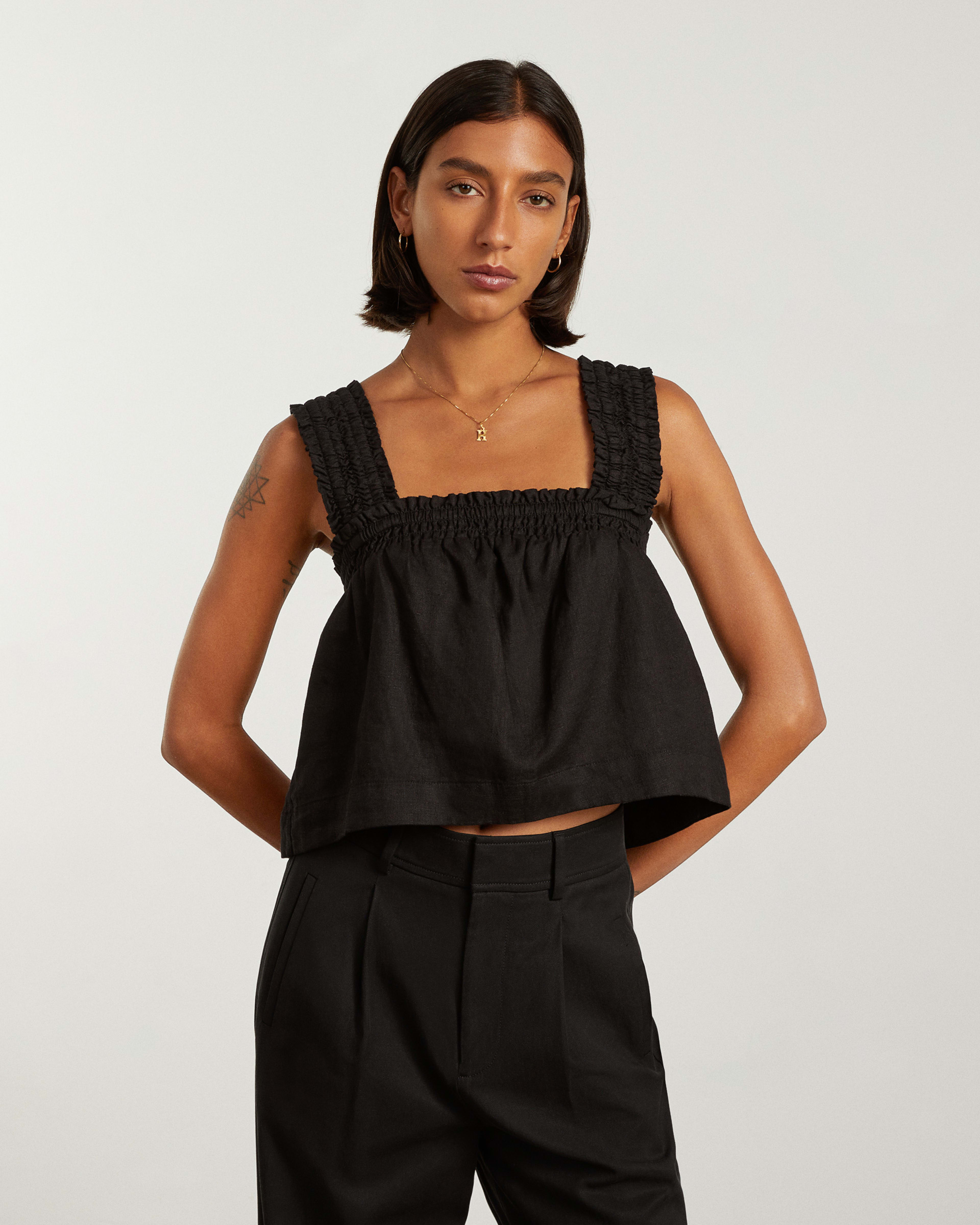 The Smocked Linen Cami Black – Everlane