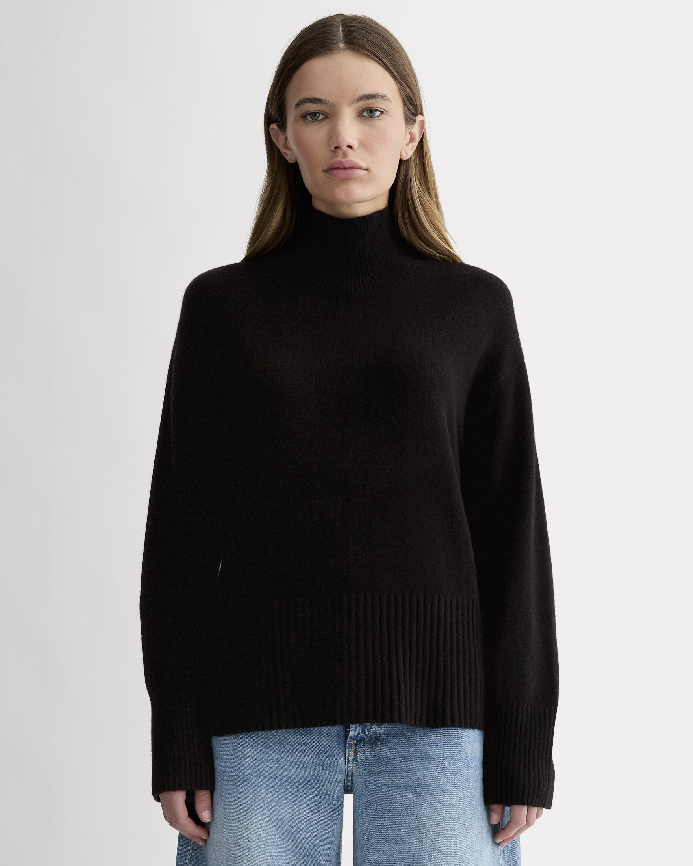 The Boxy Turtleneck in Cashmere Black – Everlane