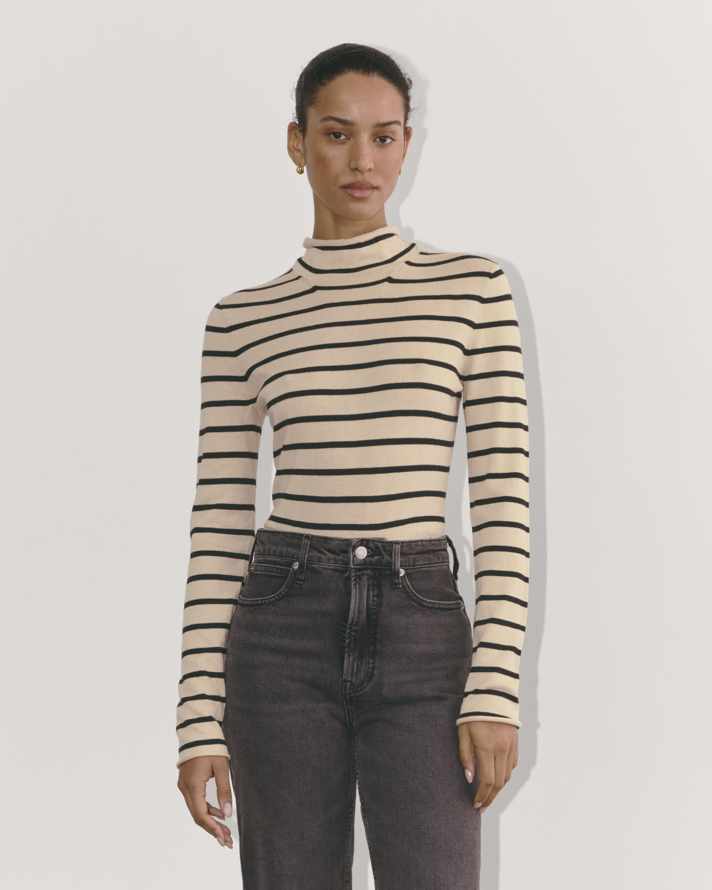 The Funnel Neck in Cotton Cashmere Powder / Black – Everlane