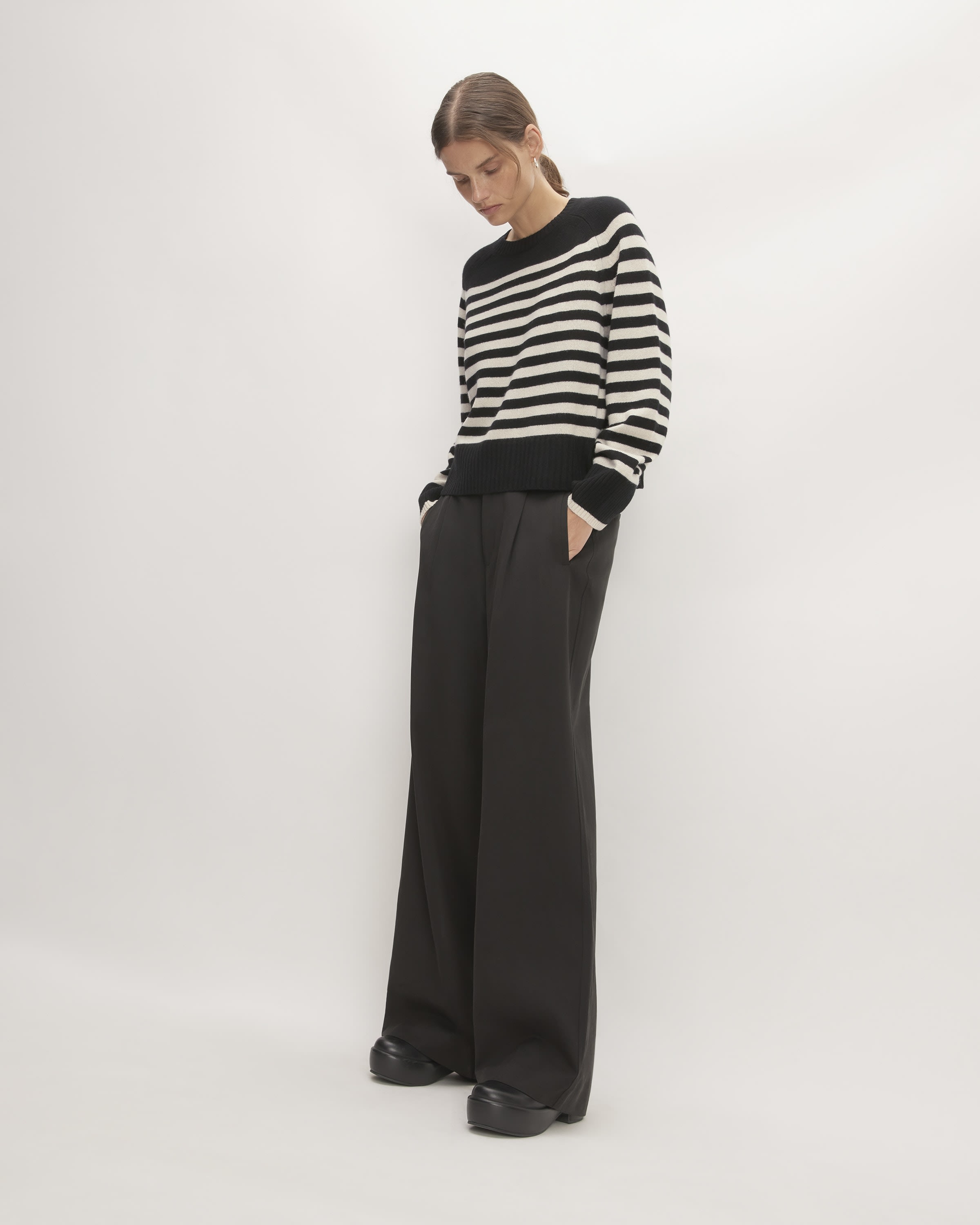 The Cashmere Boxy Crew Sweater Black / Bone – Everlane