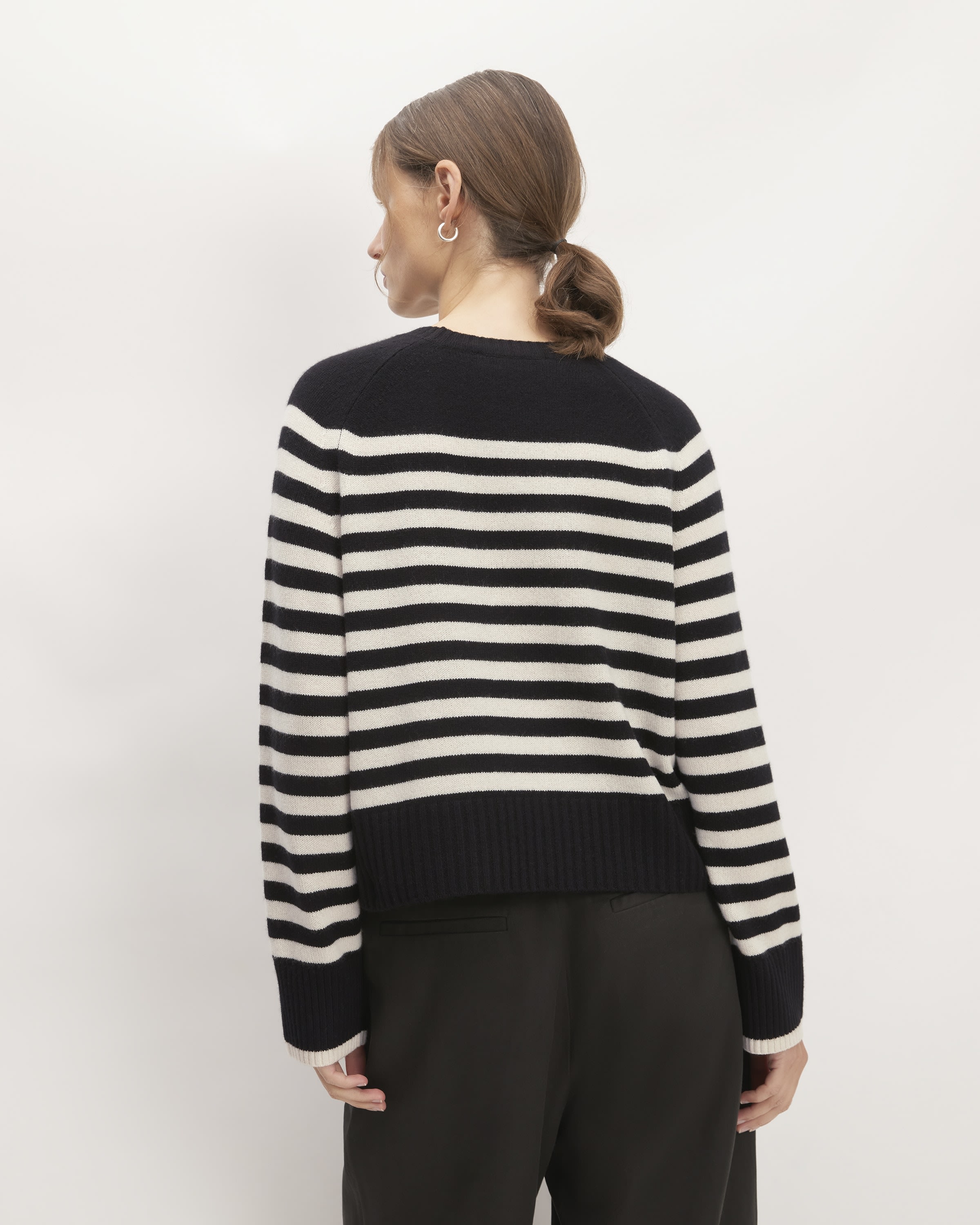 The Cashmere Boxy Crew Sweater Black / Bone – Everlane