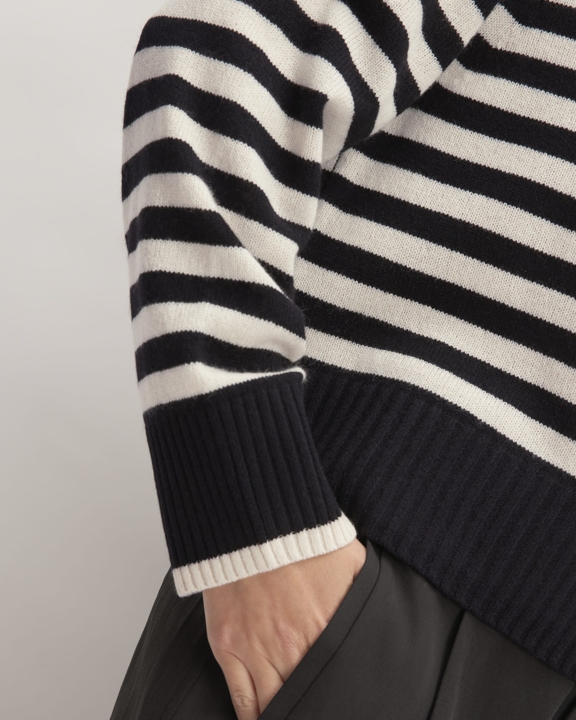 The Cashmere Boxy Crew Sweater Black / Bone – Everlane
