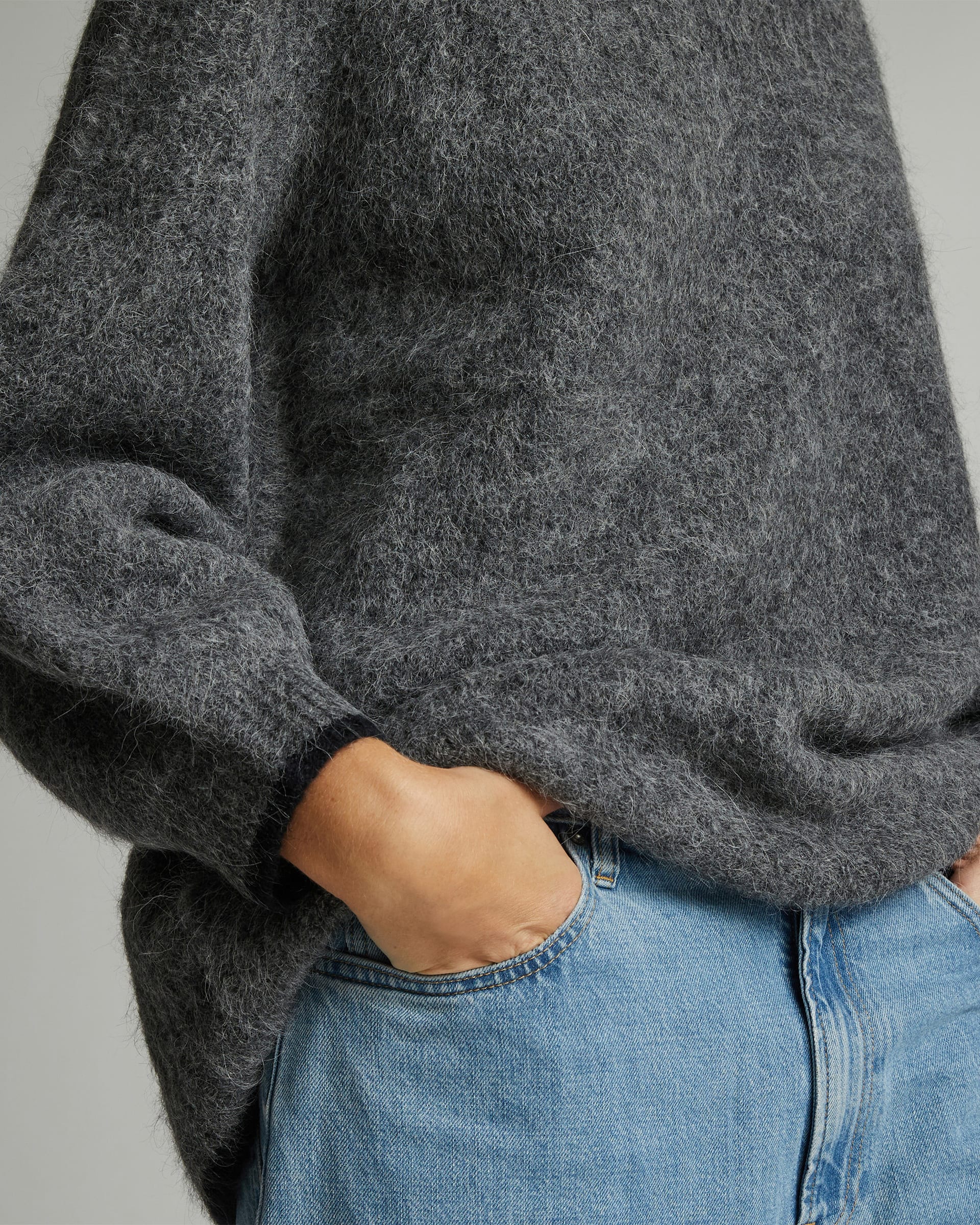 The SuperFuzz Alpaca Oversized Crew Heathered Charcoal – Everlane