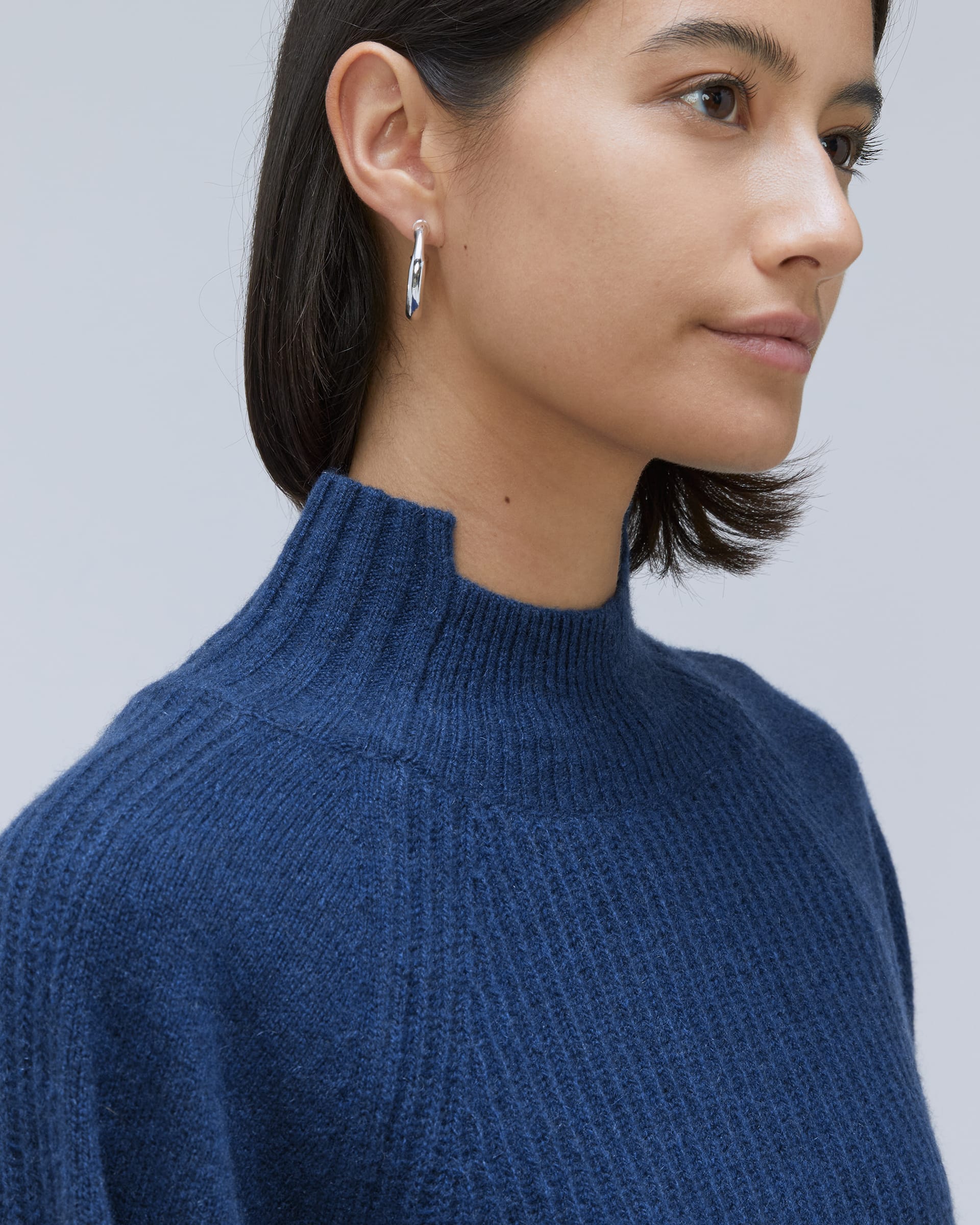 The Cashmere Ribbed Turtleneck Bright Navy – Everlane