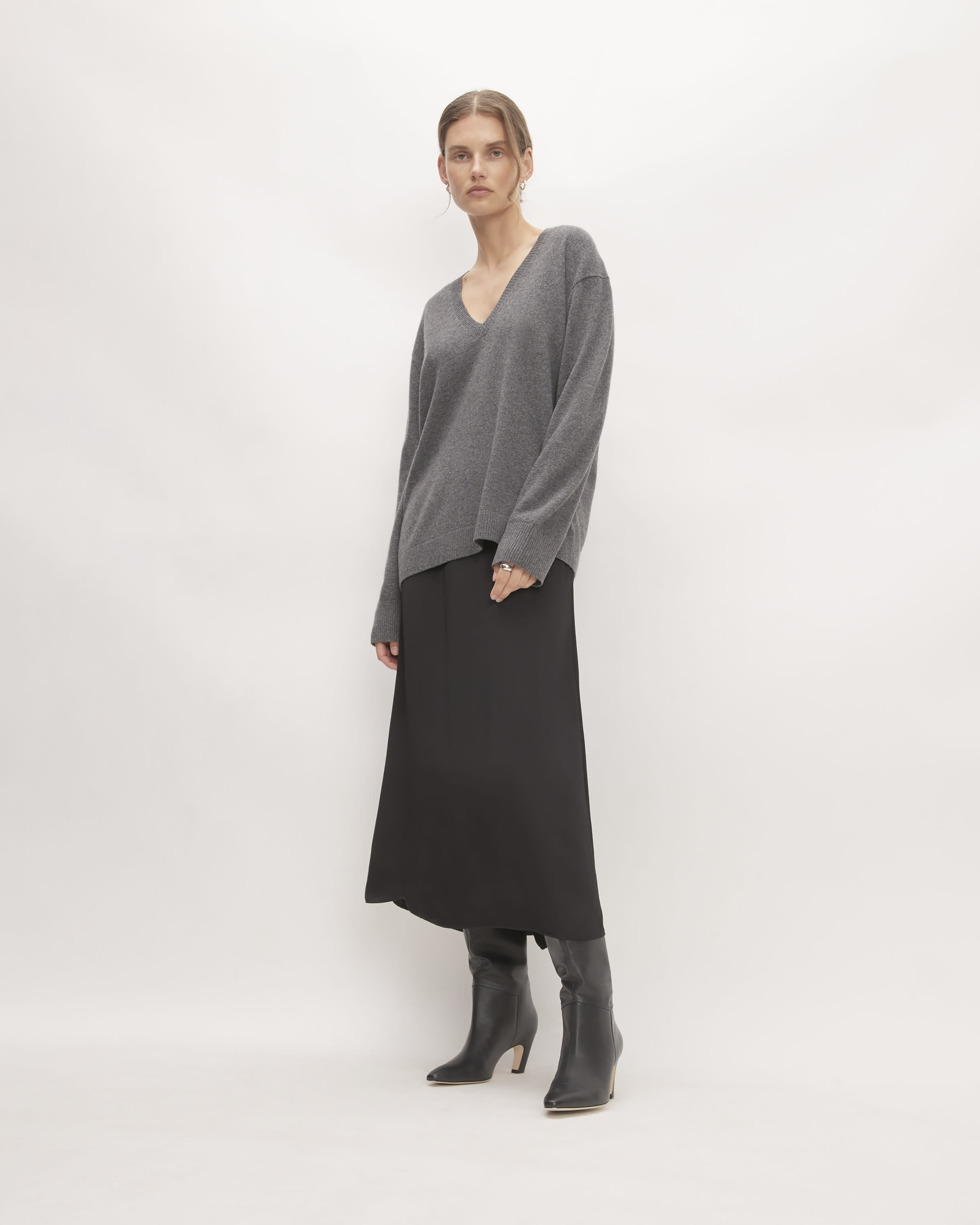 The Cashmere Relaxed V-Neck Heather Charcoal – Everlane