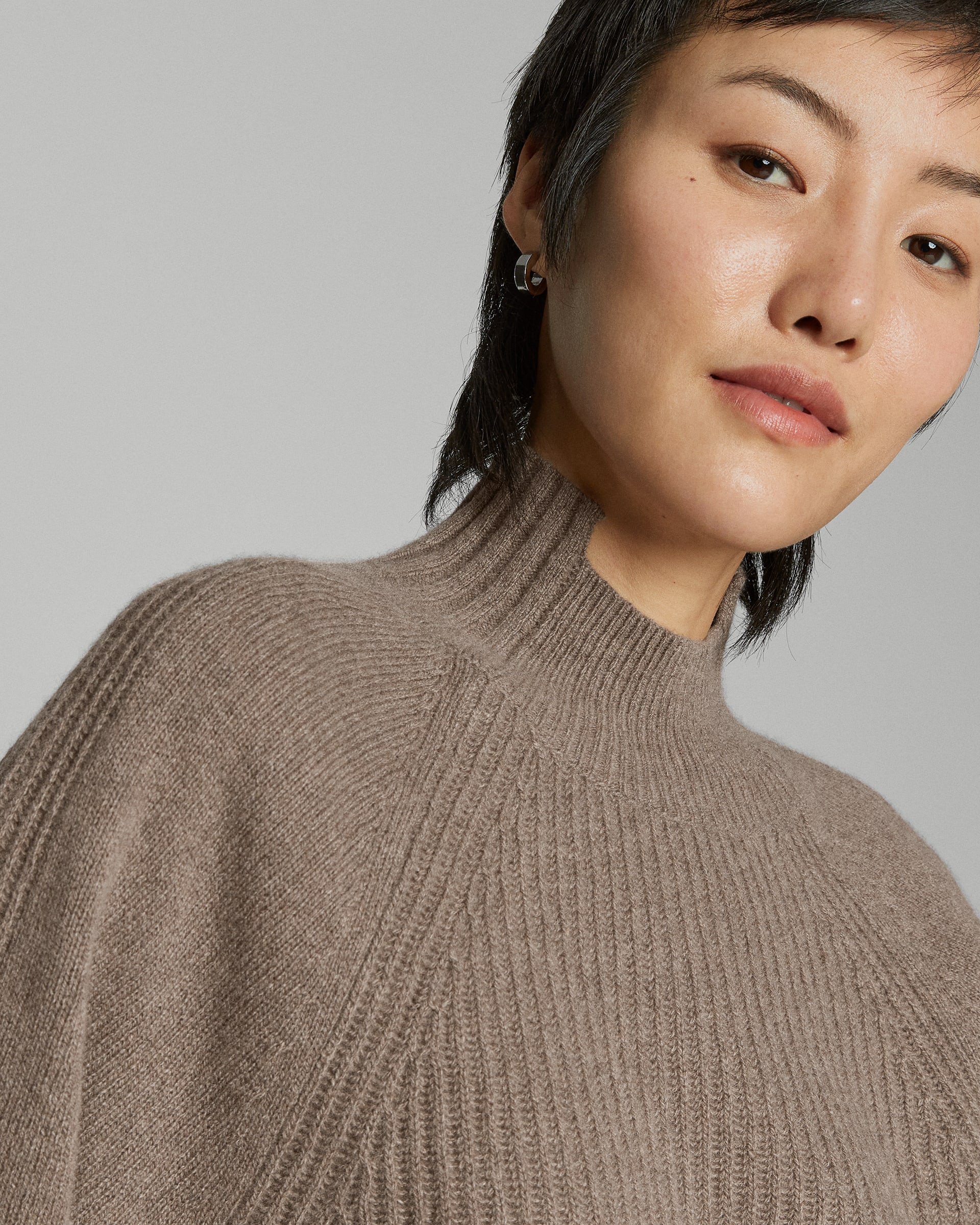 The Cashmere Ribbed Turtleneck Heathered Taupe Grey – Everlane