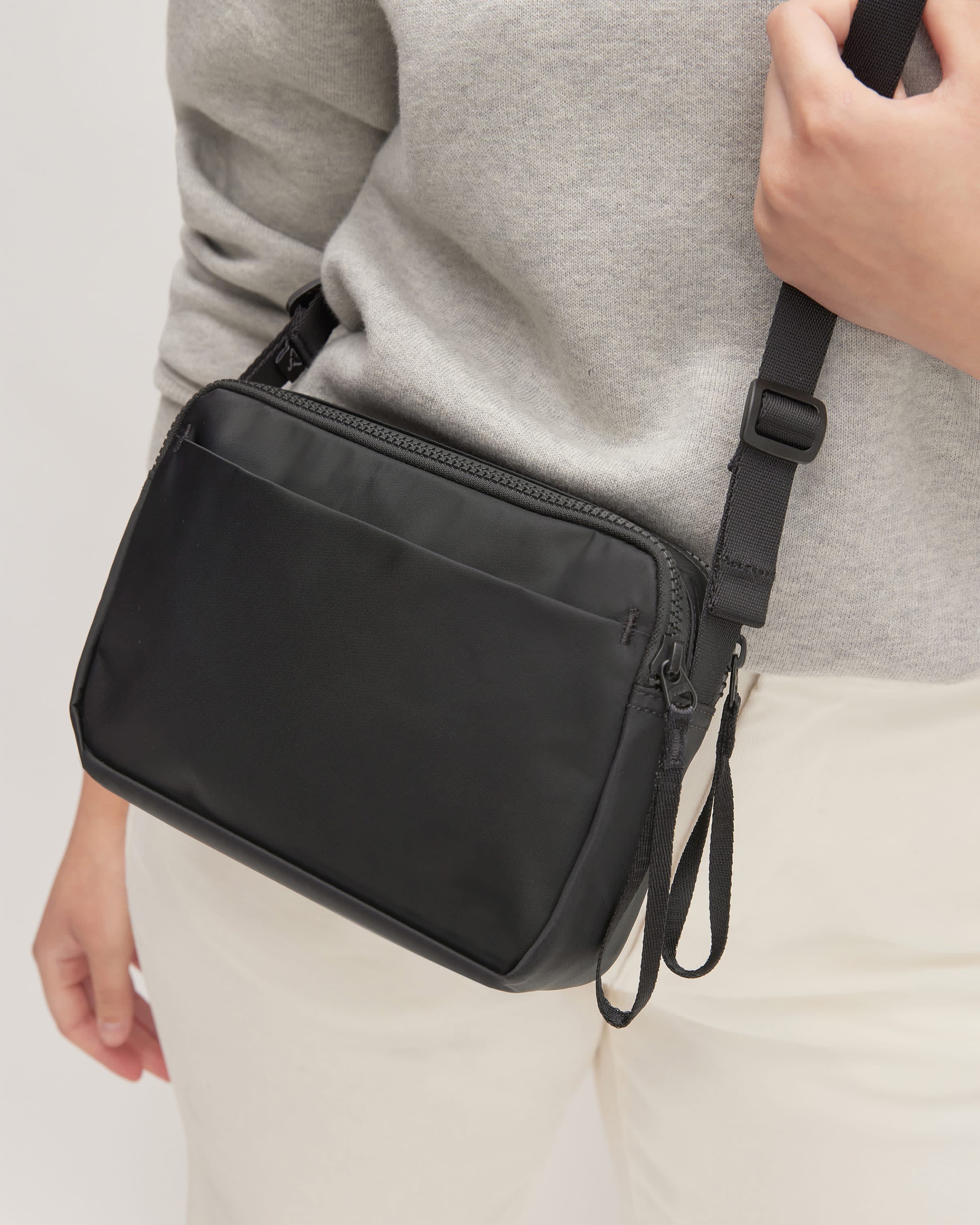 The Recycled Nylon Camera Bag Black – Everlane