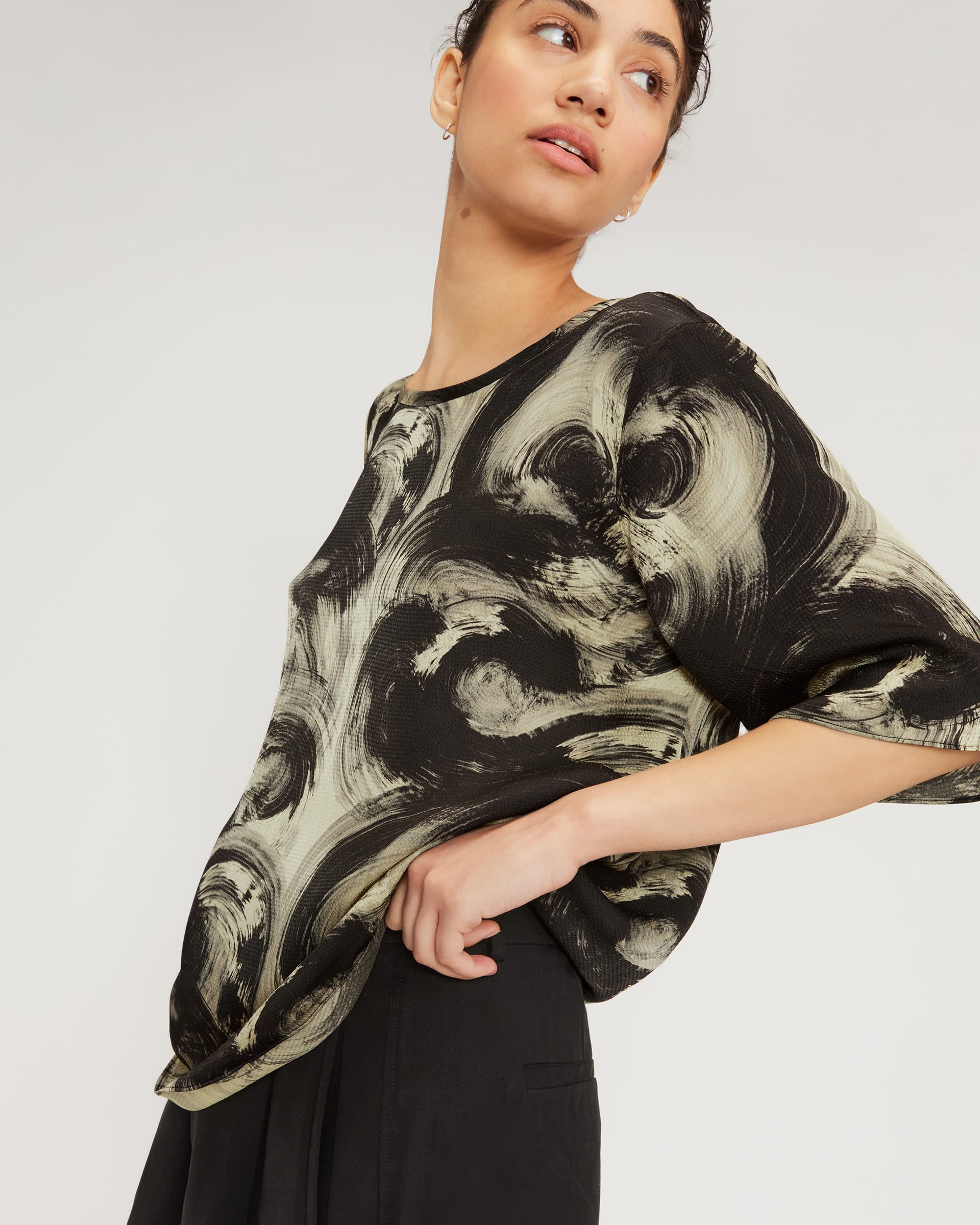 The Satin Relaxed Tee Pale Yellow / Black – Everlane