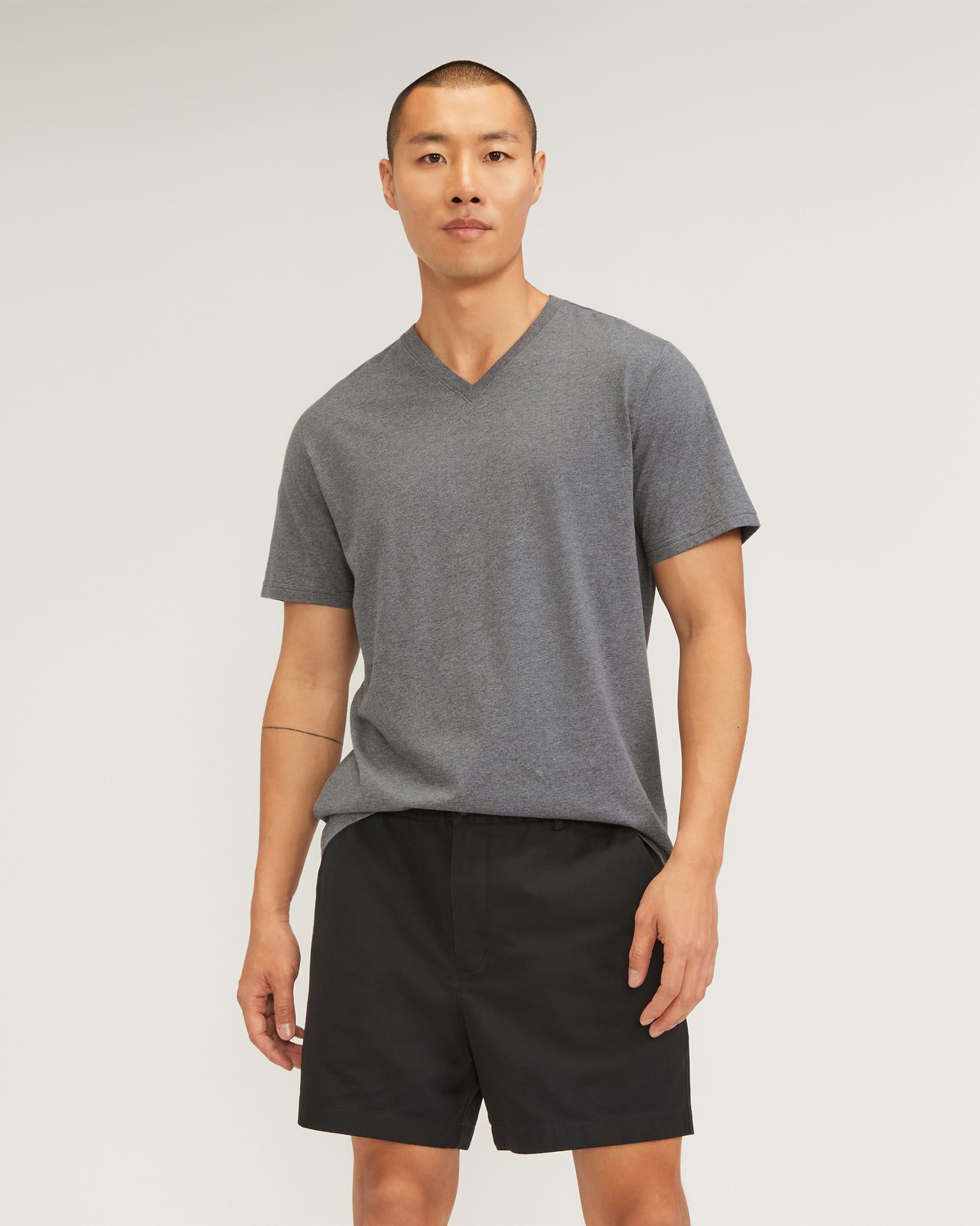 The Essential Organic V-Neck Tee Heathered Charcoal – Everlane