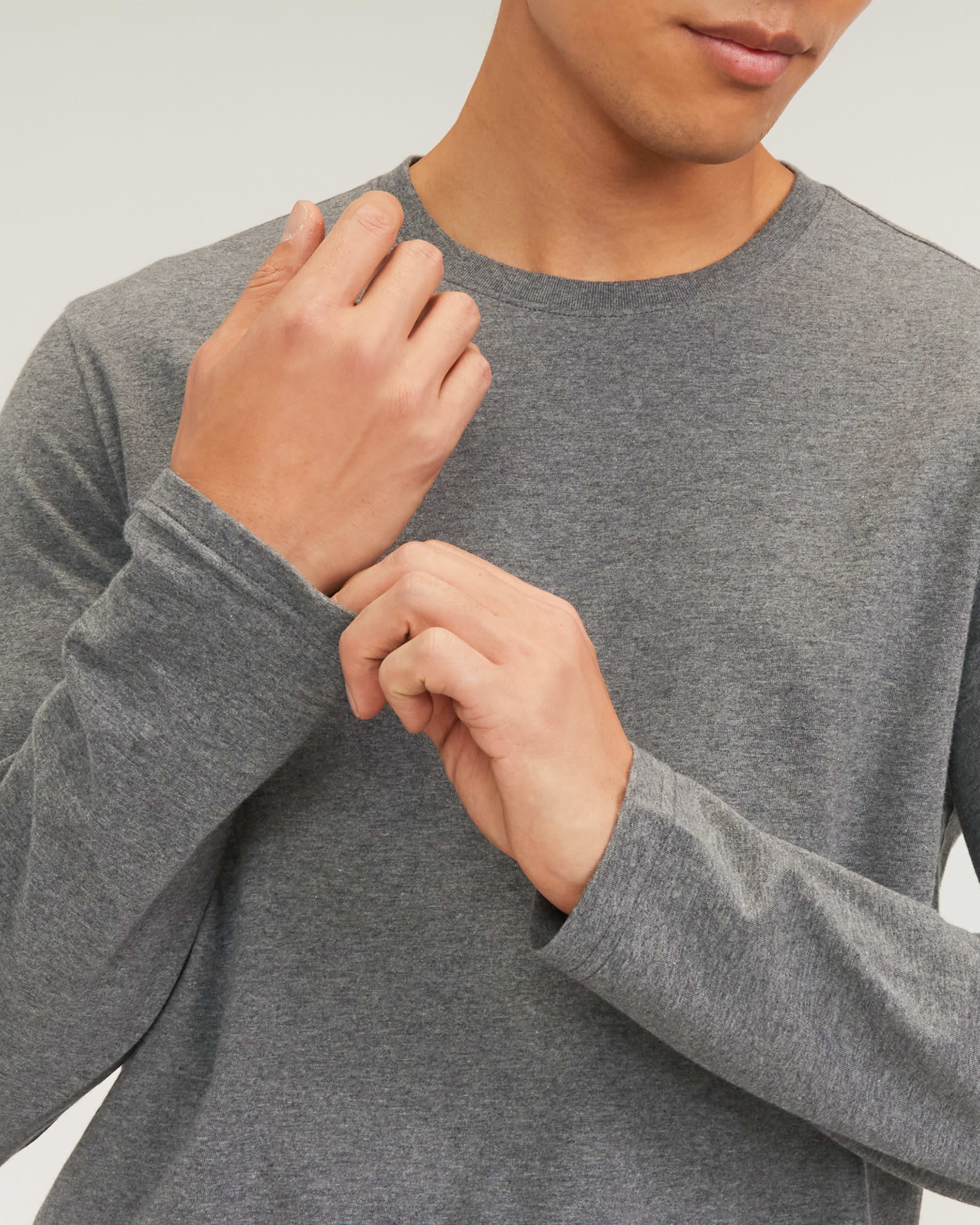 The Essential Organic Long-Sleeve Tee Heathered Charcoal – Everlane