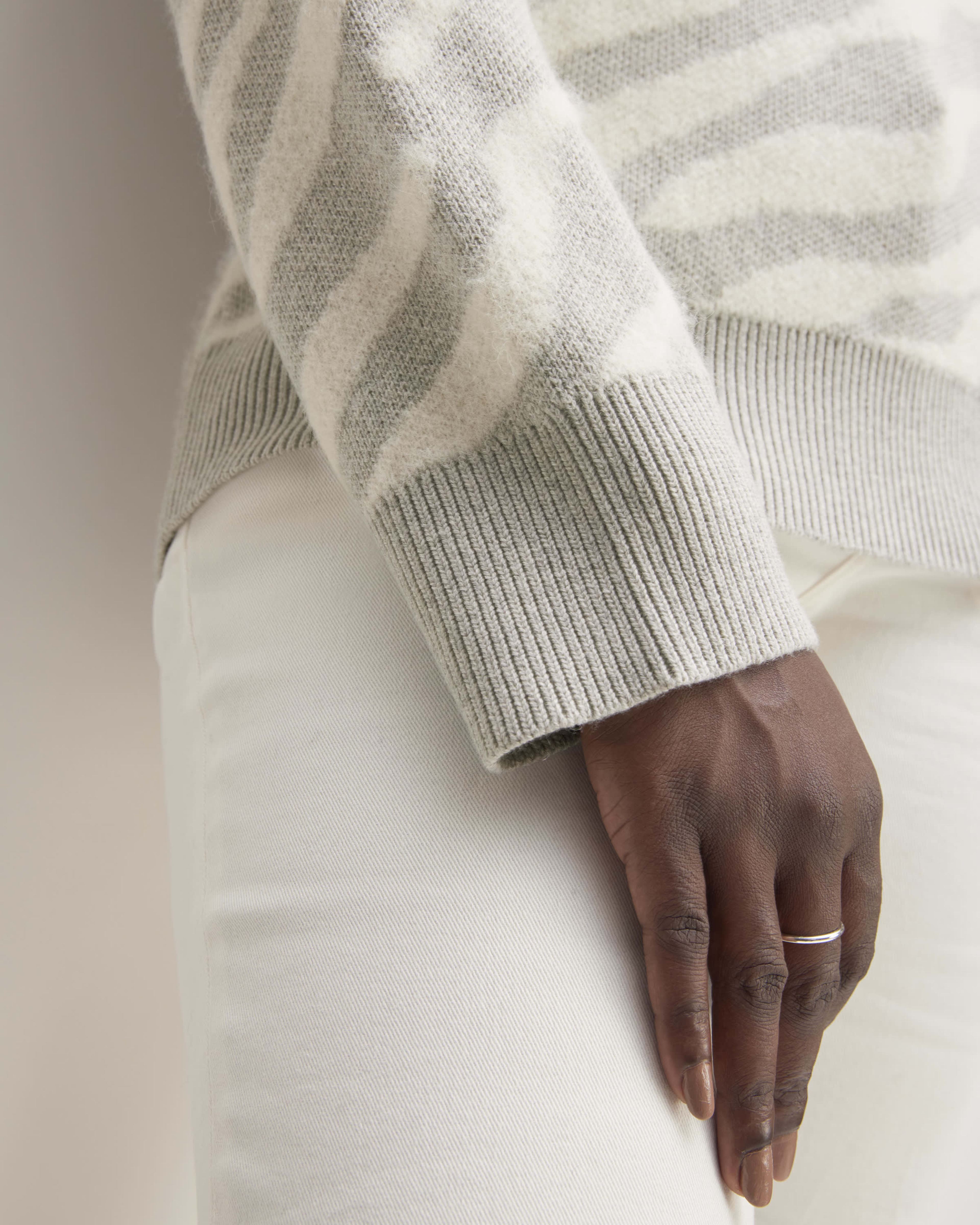 The Alpaca Tiger Jacquard Crewneck | Heathered Grey / Snow – Everlane