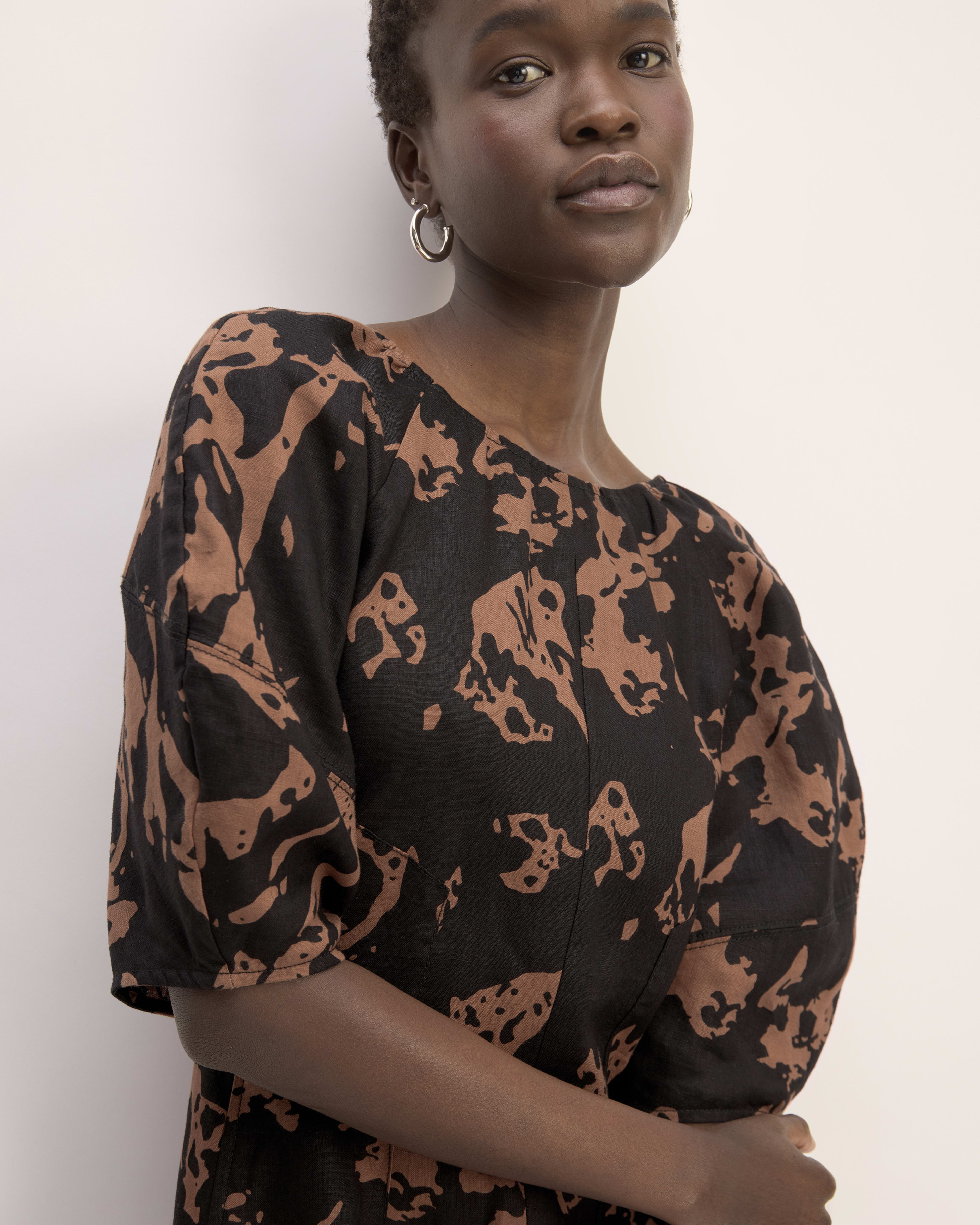 The Linen Short-Sleeve Scoop Midi Dress | Carob Brown Abstract – Everlane