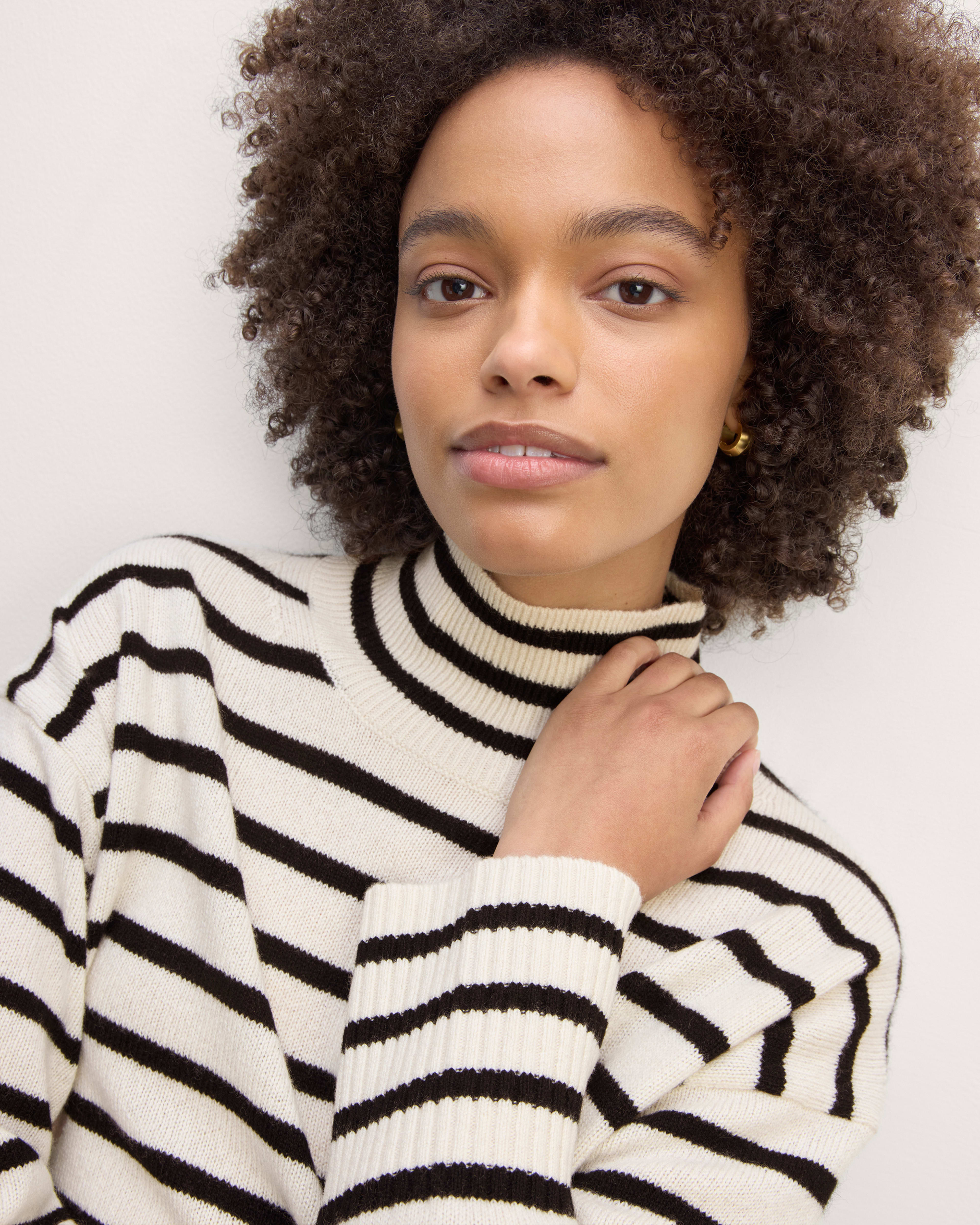 The Boxy Turtleneck in Cashmere Bone / Black – Everlane