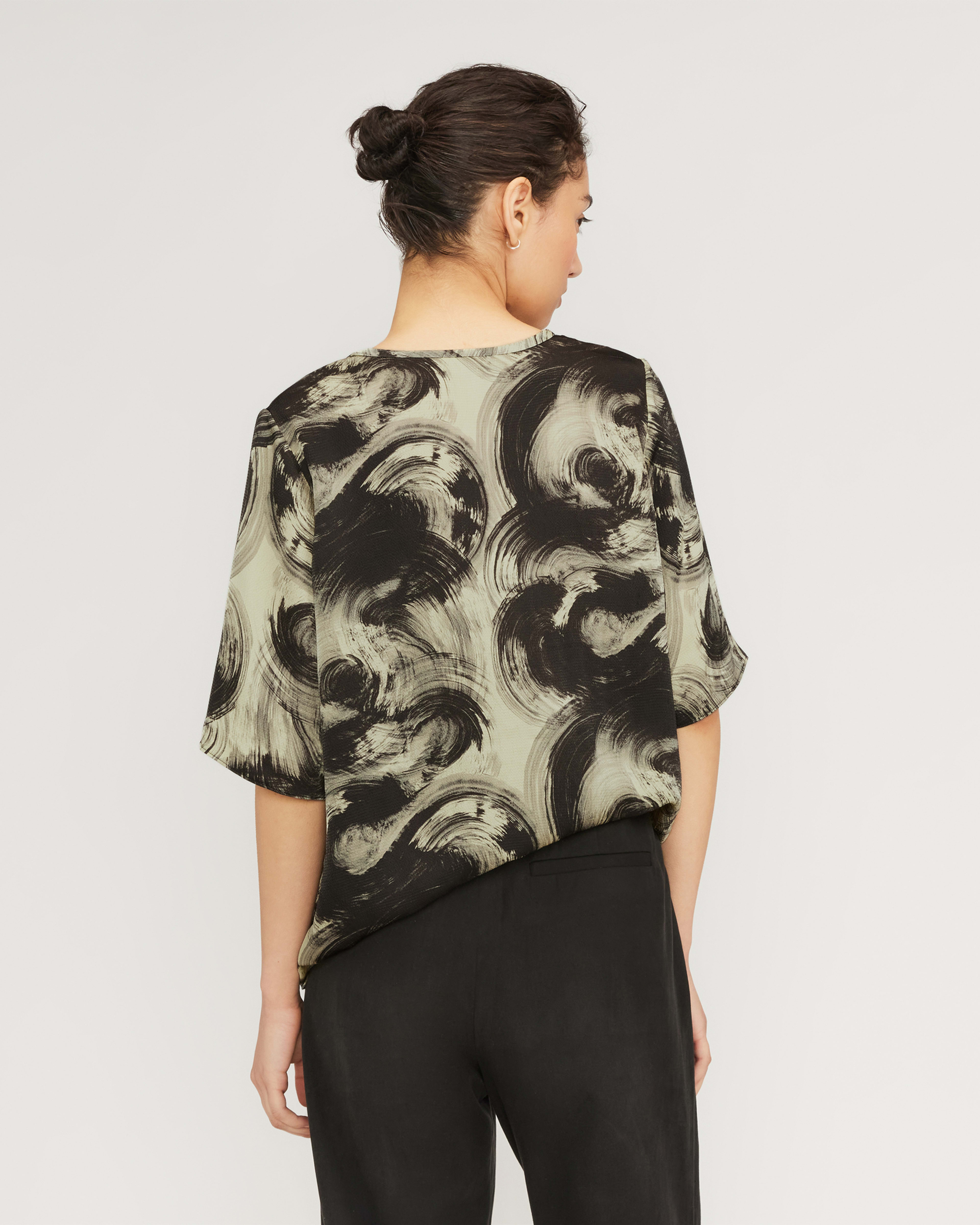 The Satin Relaxed Tee Pale Yellow / Black – Everlane