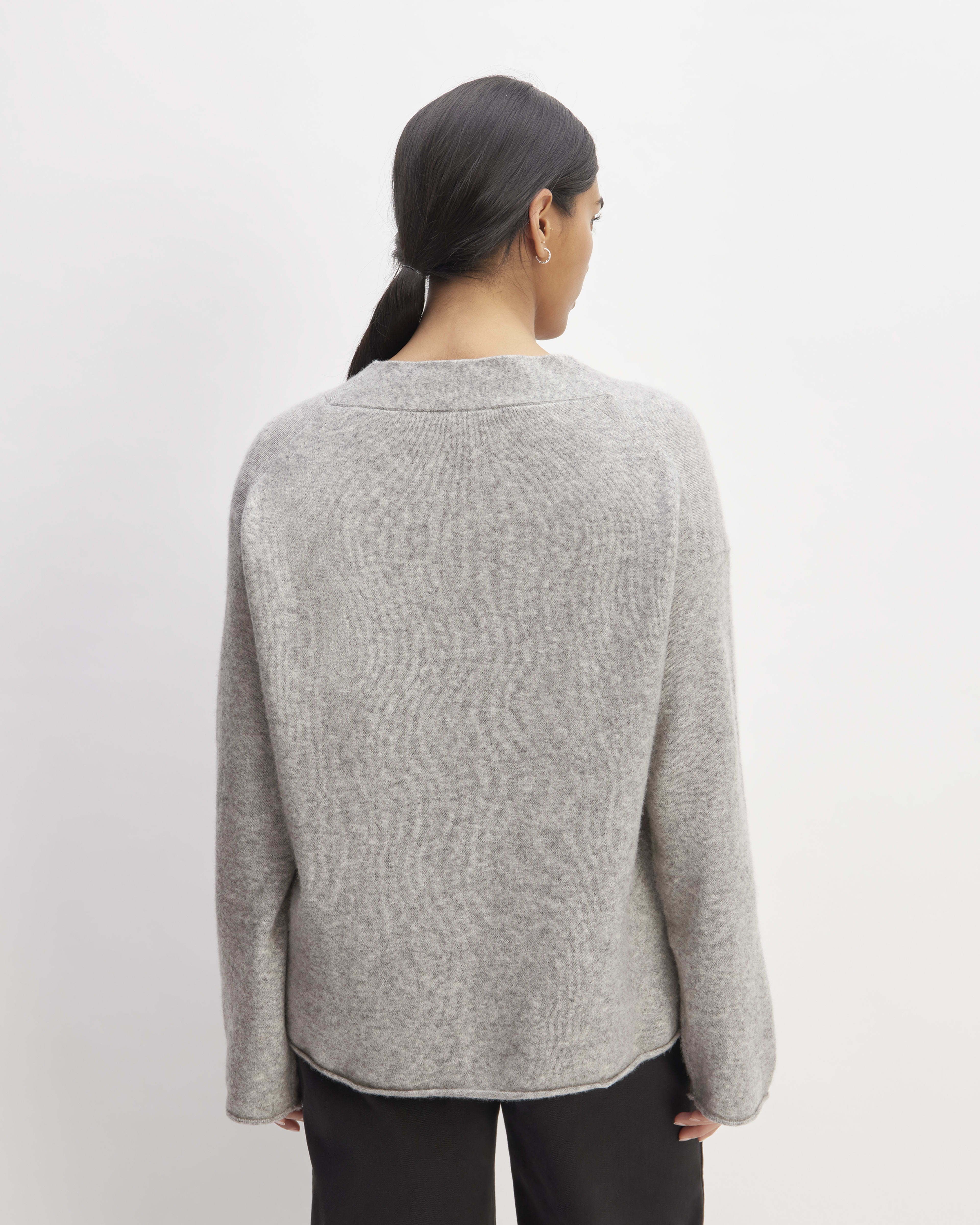 The Cozy-Stretch V-Neck Sweater Heathered Grey – Everlane