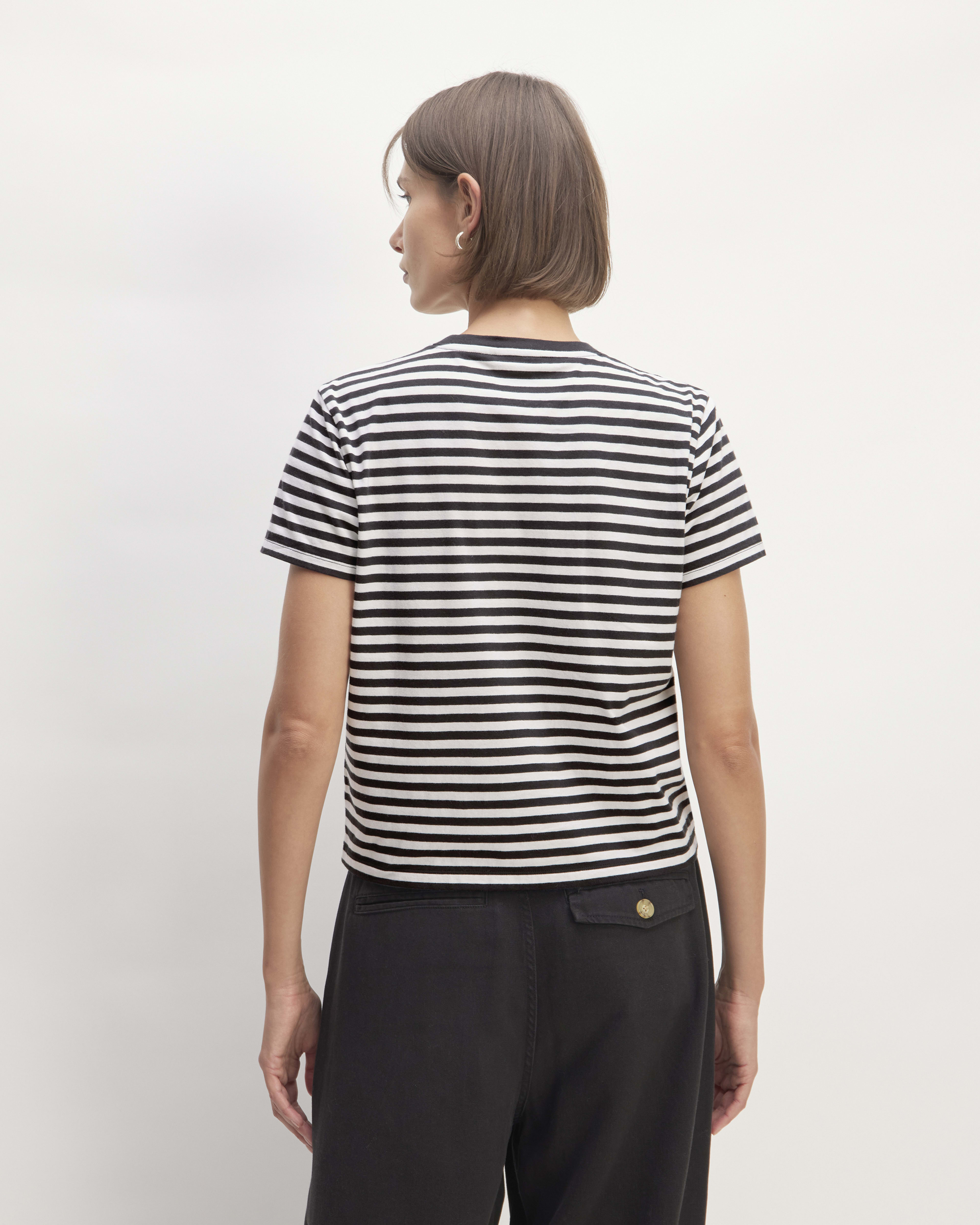 The Box-Cut Tee in Essential Cotton Bone / Black – Everlane