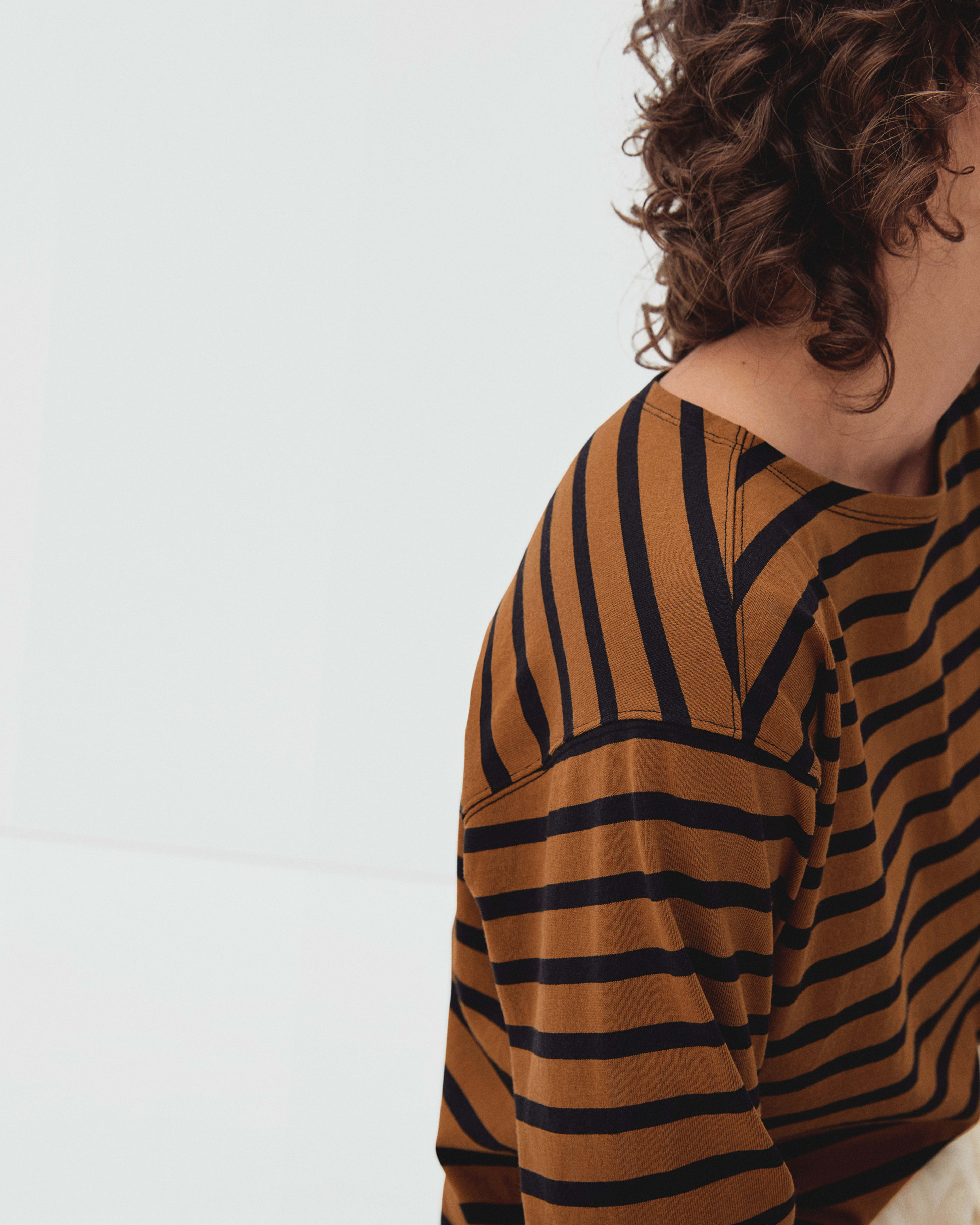 The Mariner Tee | Toasted Almond / Black – Everlane