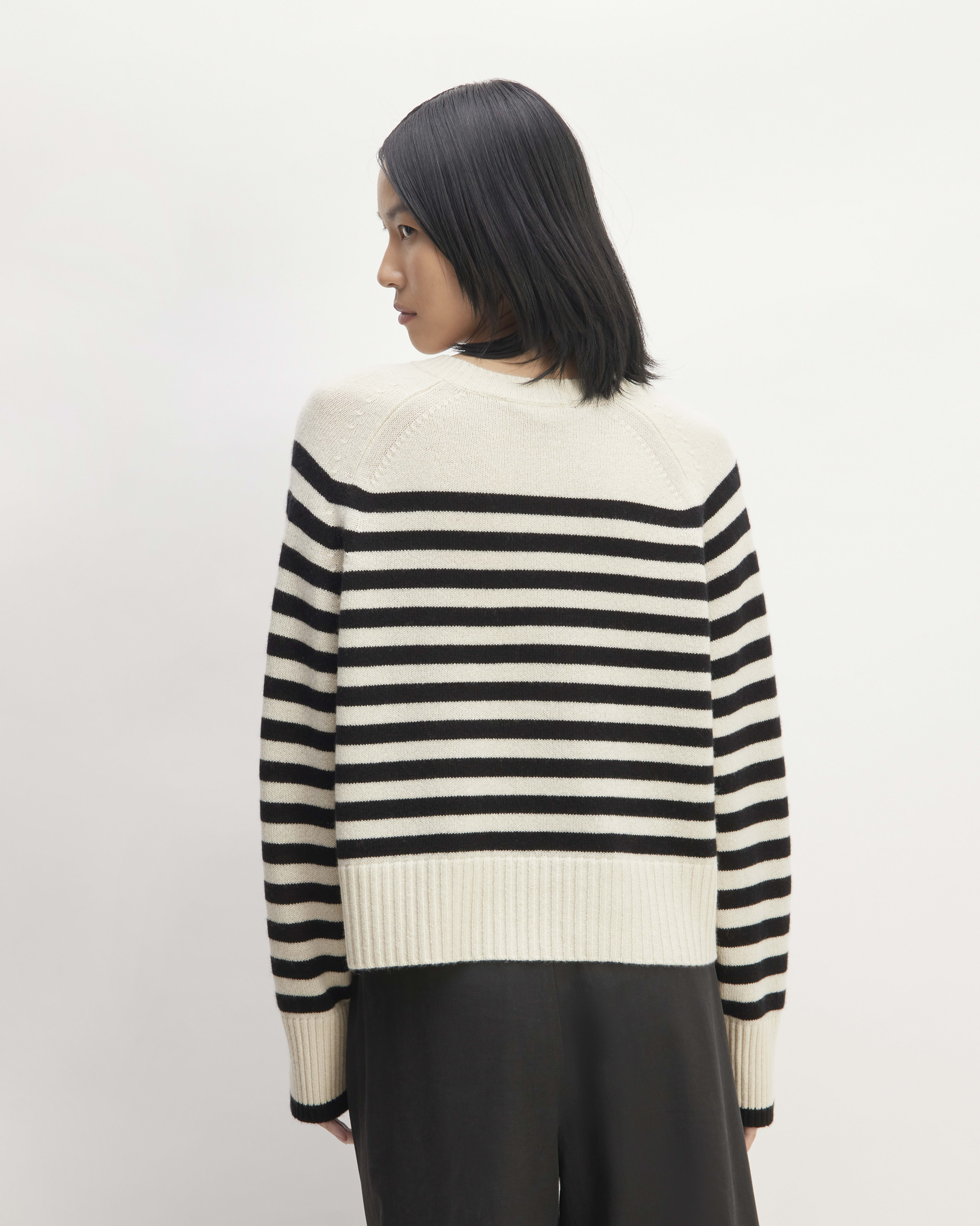 The Cashmere Boxy Crew Sweater Bone / Black – Everlane