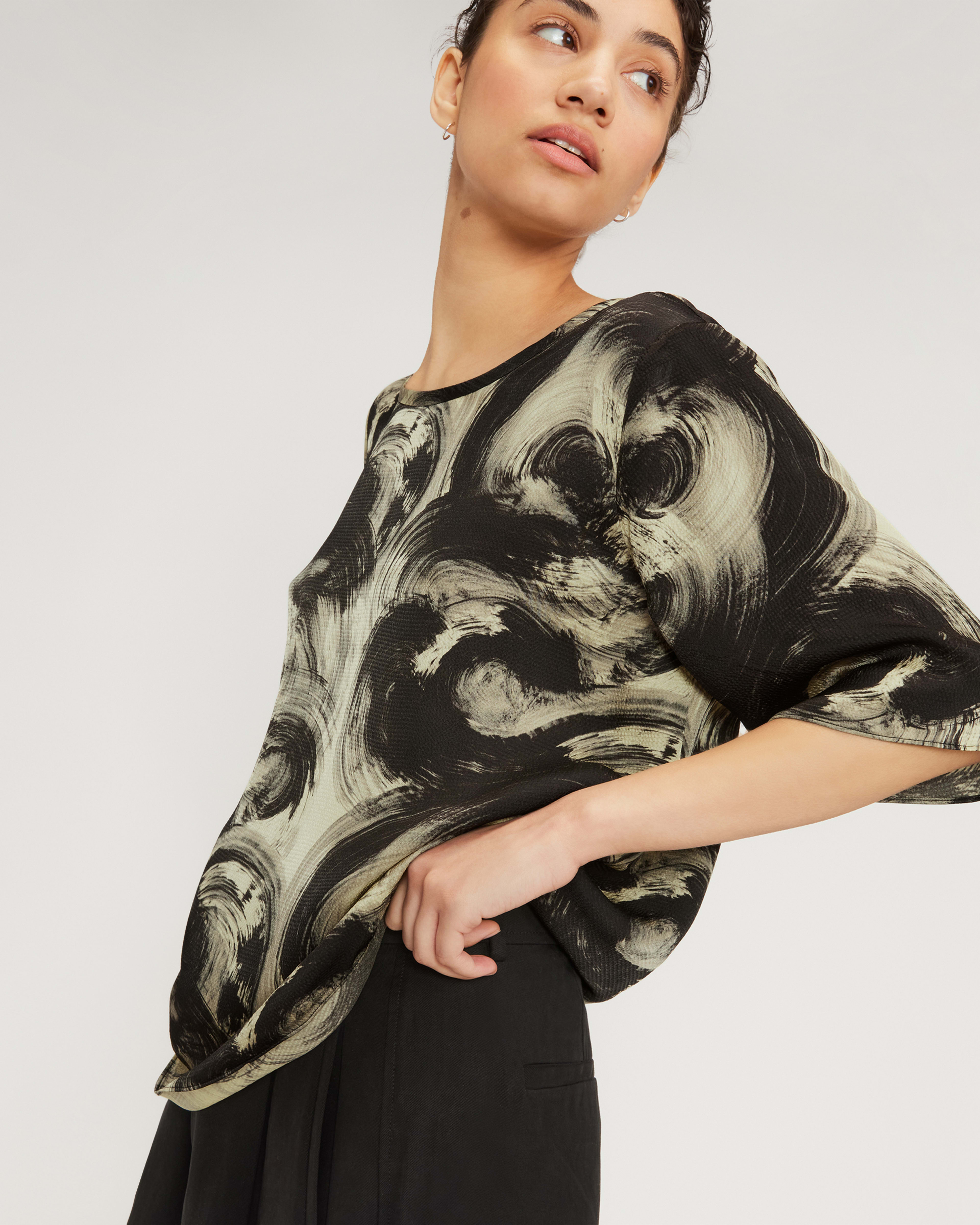 The Satin Relaxed Tee Pale Yellow / Black – Everlane