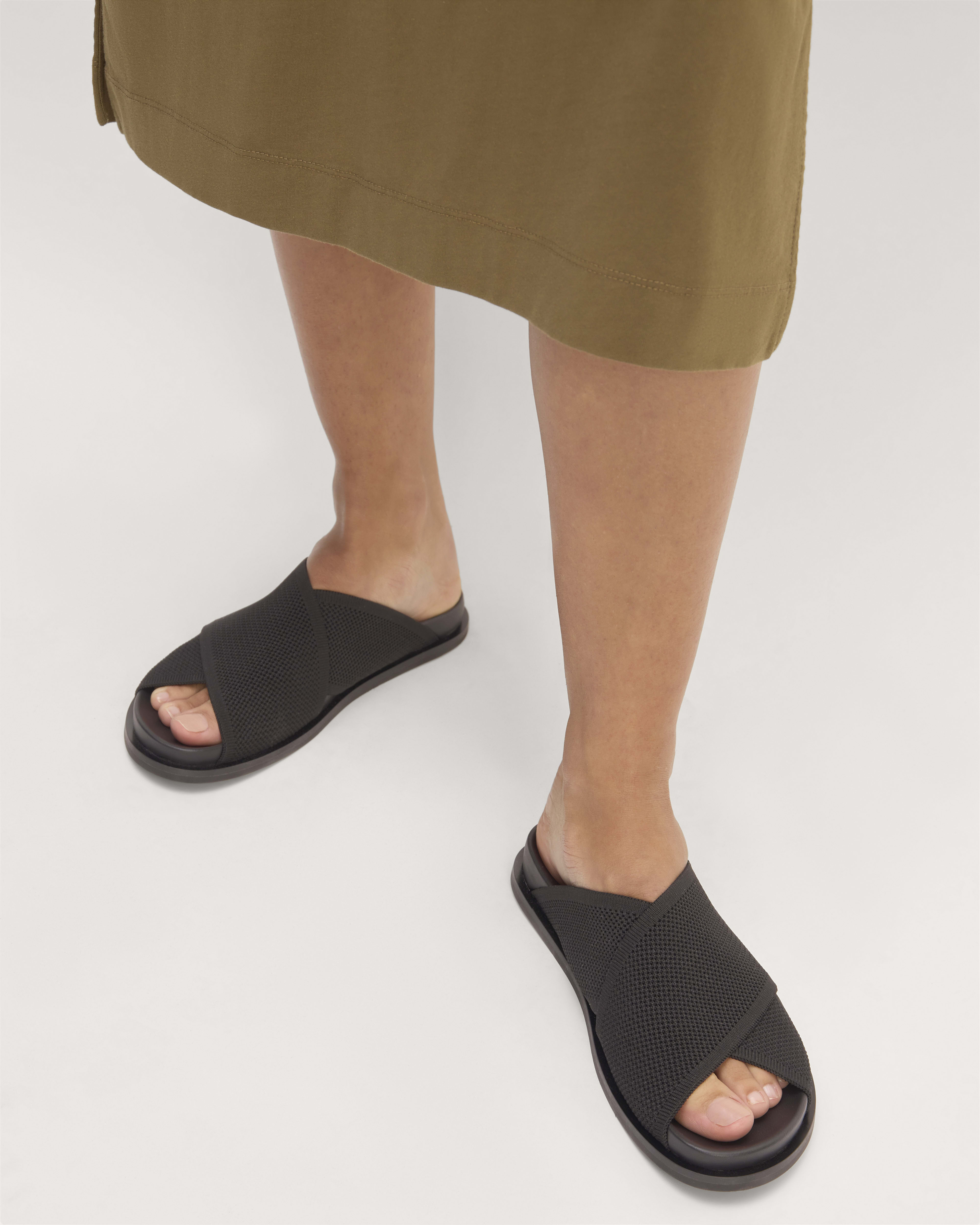 The ReKnit Form Crossover Sandal Black – Everlane